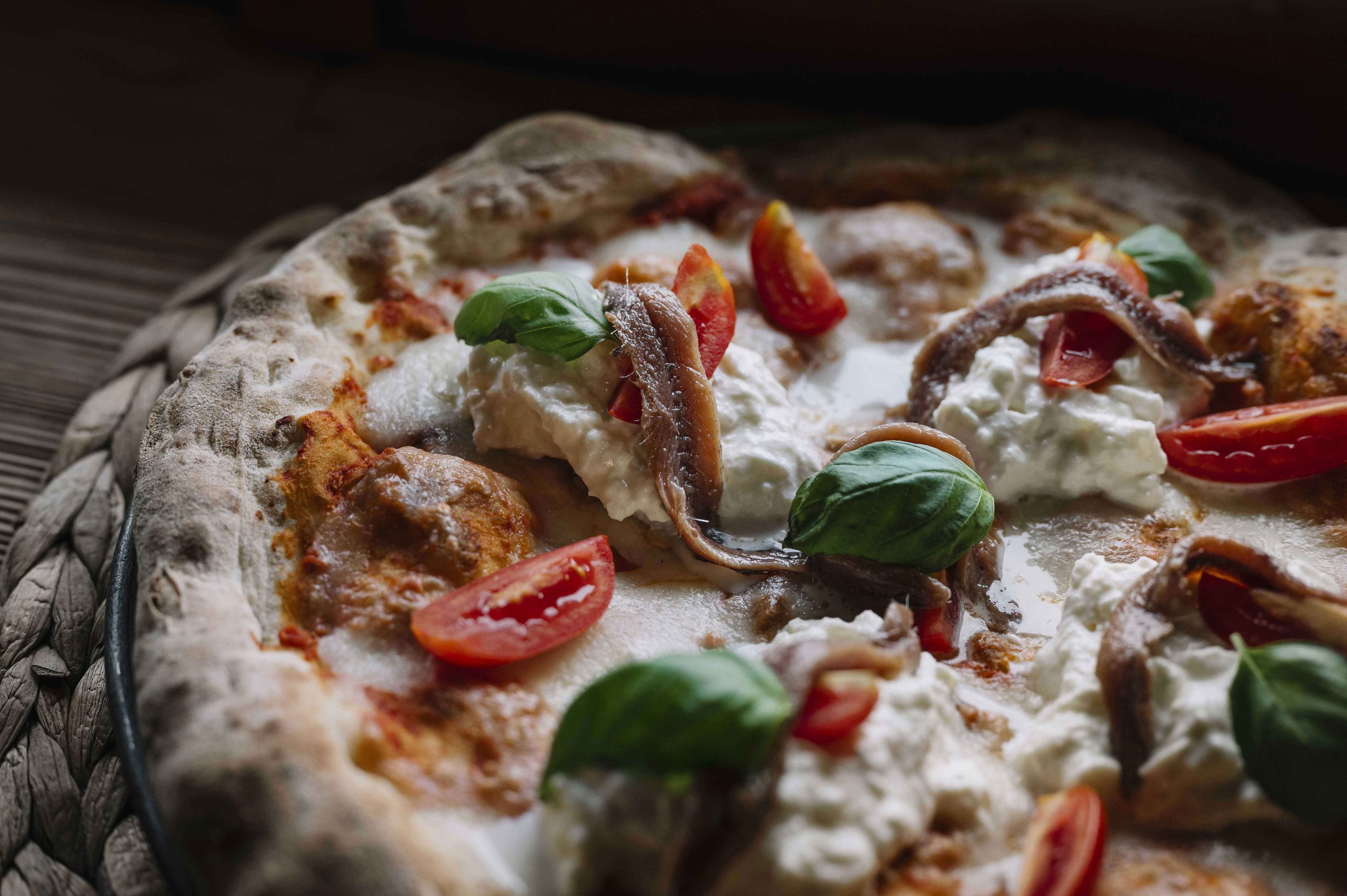 Picci Pizza con burrata, pomodorini, alici, basilico